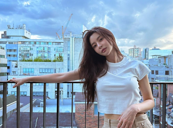 놀라운 비율얼굴도 예쁜데 키도 큰 여신 배우172cm50kg실물체감샷흰티데님룩 어썸클