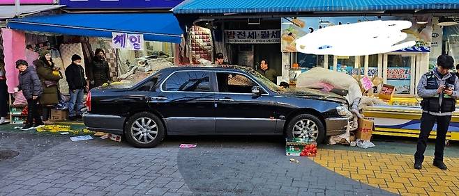 서울 목동 깨비시장에 승용차 돌진 교통사고8명 부상
