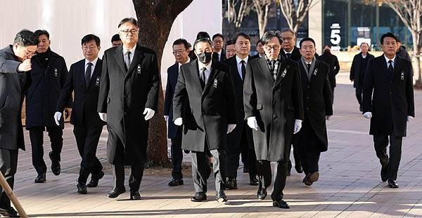 그간 고마웠다 작별인사까지 하더니 정진석 실장 사의 번복