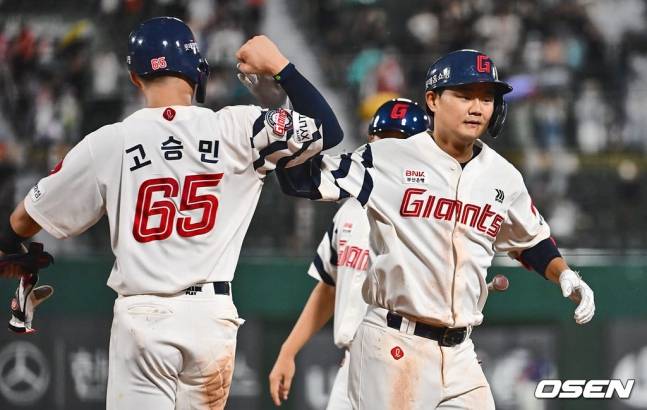 의지노력상→최고령 홀드왕 차지한 노경은 같은 상 수상한 롯데 복덩이 2025 활약은 어떨까
