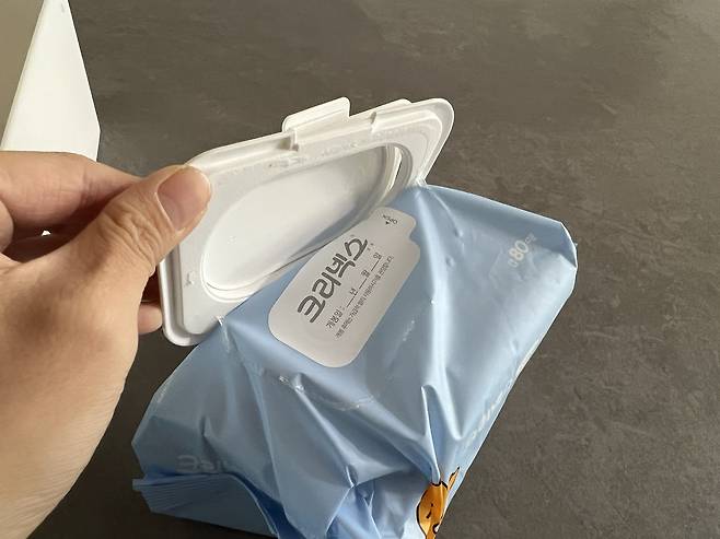 물티슈뚜껑 2개를 붙였더니 온 가족이 칭찬하네요 오늘살림루틴