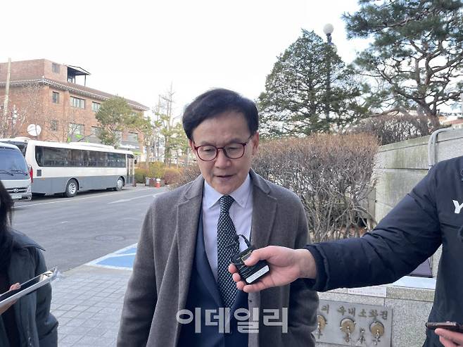 충분히 Vs 신속히 尹탄핵심판 두고 엇갈린 양측 전략