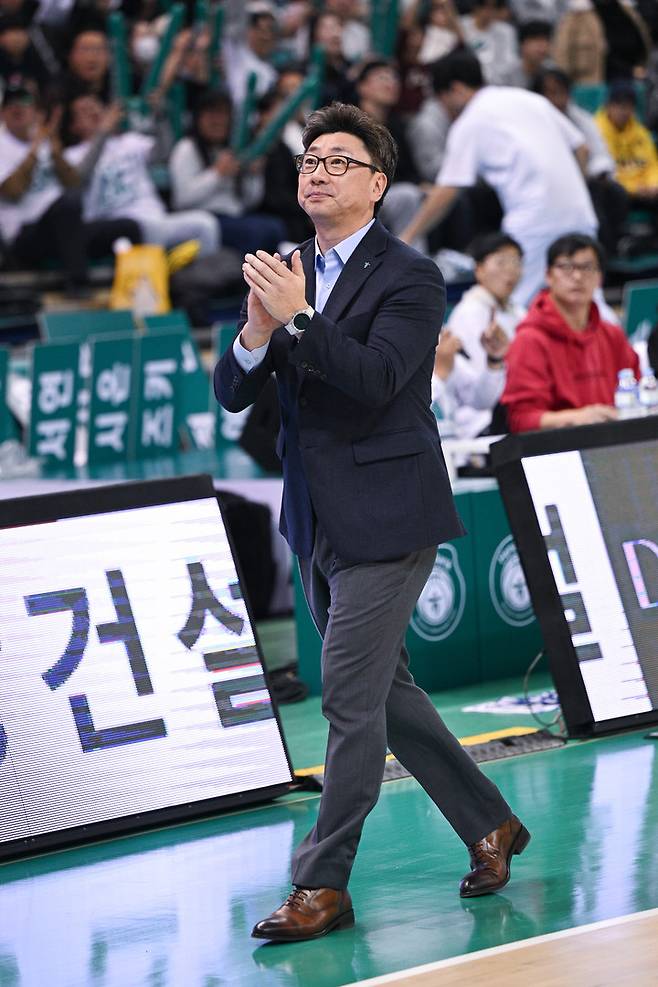 짜릿한 버저비터 승리 하나은행 김도완 감독 의지와 투지가 보였다 고참들 잘해줬어 일문일답