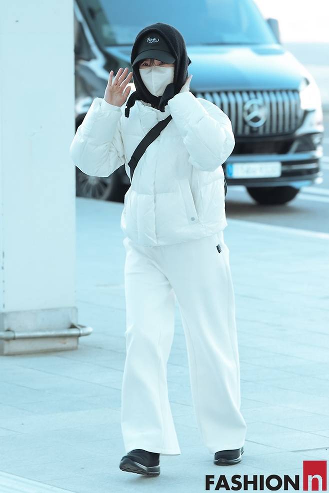박은빈 꽁꽁 가려도 튀는 귀요미 블랙과 깔끔한 매치 화이트 숏패딩 출국 패션엔