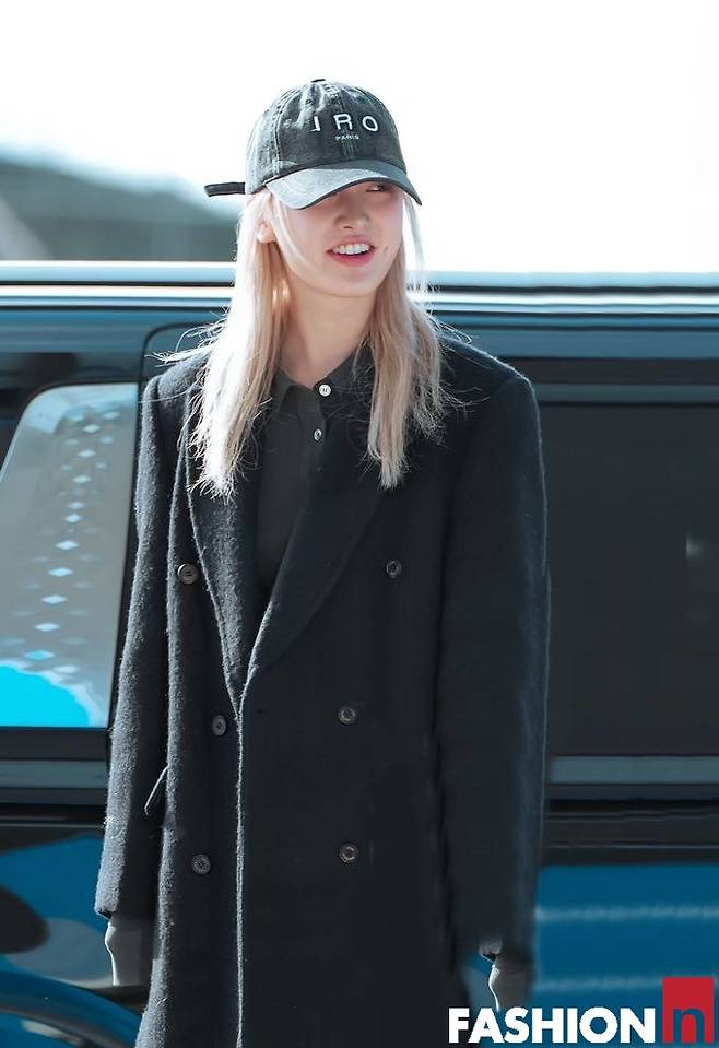 아이브 리즈 얼죽코 패셔니스타 툭 걸친 스타일리시한 맥시 코트룩 패션엔