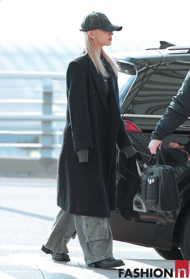 아이브 리즈 얼죽코 패셔니스타 툭 걸친 스타일리시한 맥시 코트룩 패션엔
