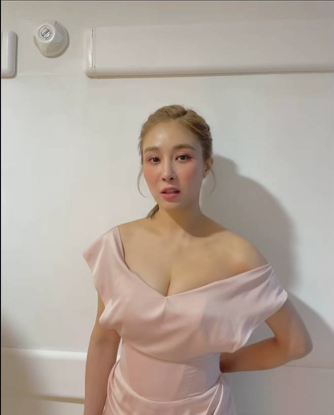 옥주현 원숄더로 우아하게 블랙 룩으로 시크하게 스타와 패션