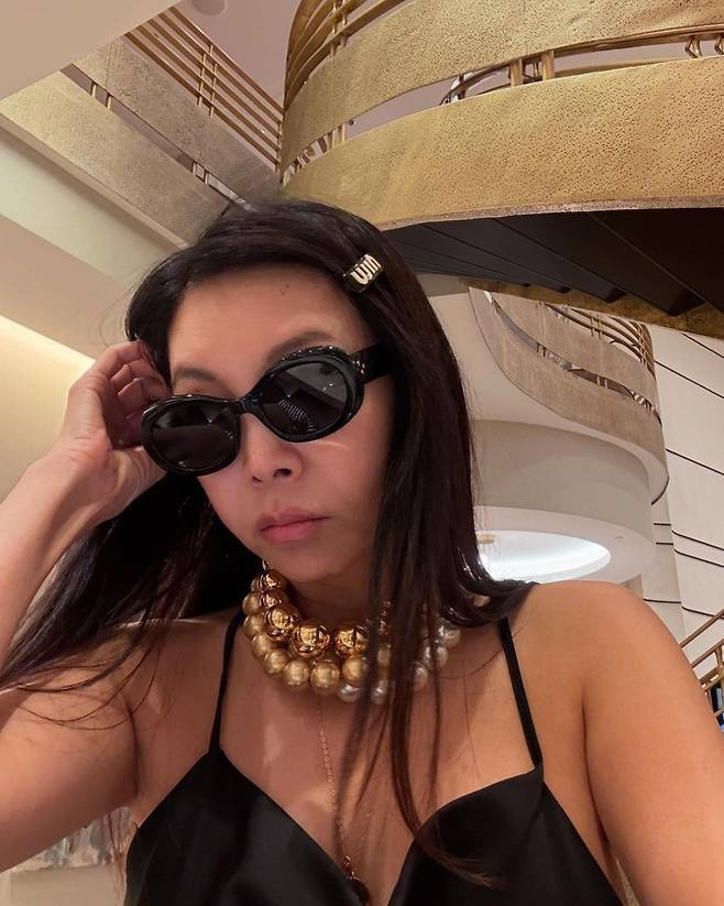 황신혜 황금빛 계단 위의 영화 같은 장면 우아한 백리스 드레스룩 스타와 라이프