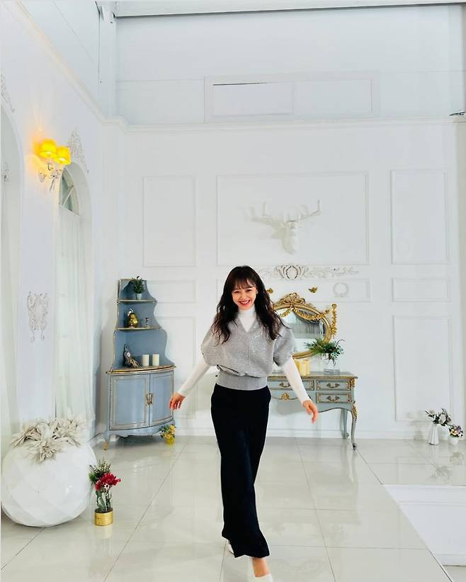 강성연 49세 믿기지 않는 치명적 S라인 니트 베스트로 드러난 완벽 몸매 스타와 라이프