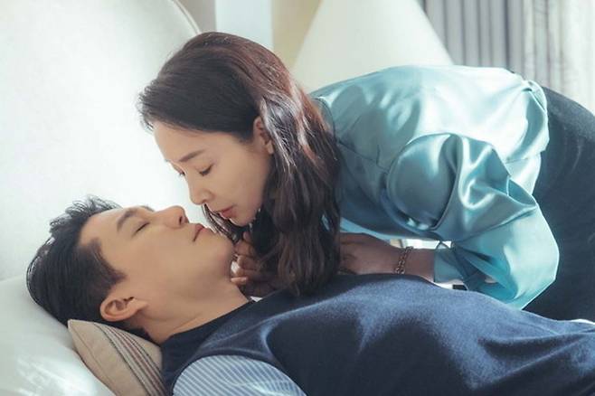20살 연하 男배우 새엄마 됐는데 아들 짝사랑했다는 67세 女배우 스타일에이드