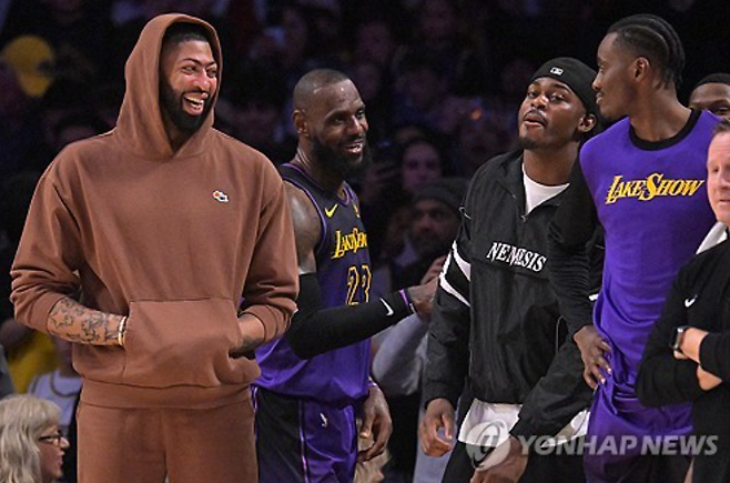 Nba 킹 르브론 30점→대기록 자축·ad는 더블더블lal 영 버틴 Atl 제압하고 2연승