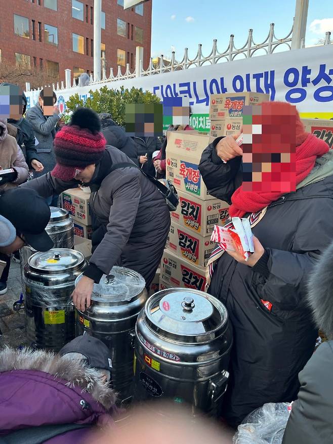 선결제 아닌 직접 구매사랑제일교회 시위대에 컵라면 제공