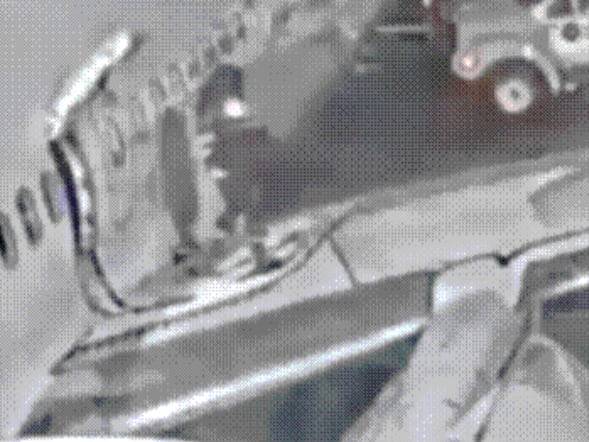 비상구 열고 날개로 걸어 나간 美 승객 이유 들어보니