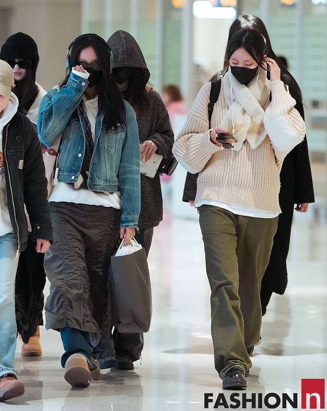 뉴진스 후쿠오카 환호성 안고 자유분방 5인5색 꾸안꾸 입국 패션엔