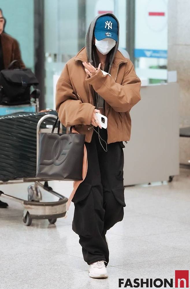 문가영 가려도 연예인 포스 볼캡과 후드 꽁꽁 감싼 공항 잇걸룩 패션엔