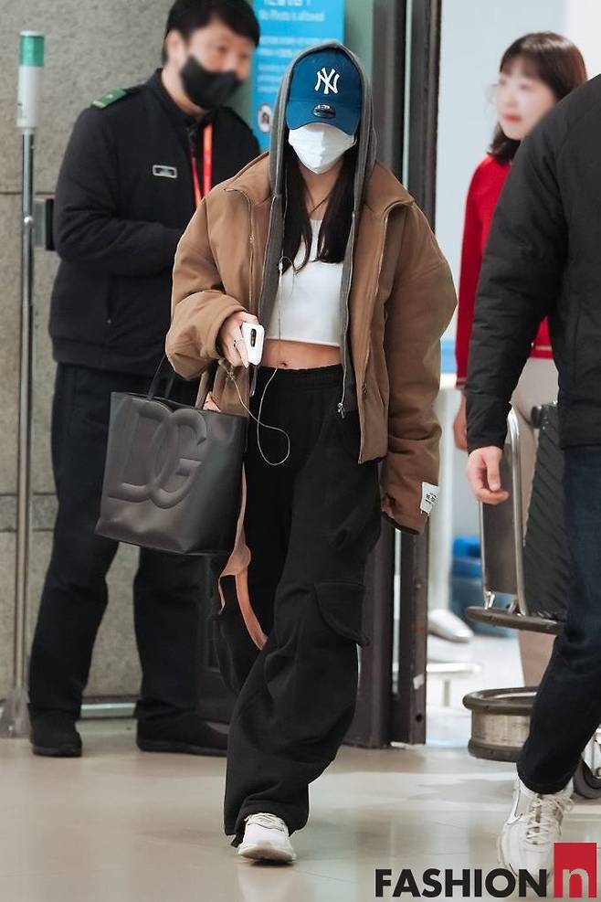 문가영 가려도 연예인 포스 볼캡과 후드 꽁꽁 감싼 공항 잇걸룩 패션엔