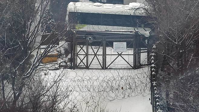 尹관저 주위 차벽 요새화우회로 산길까지 철조망 쳤다