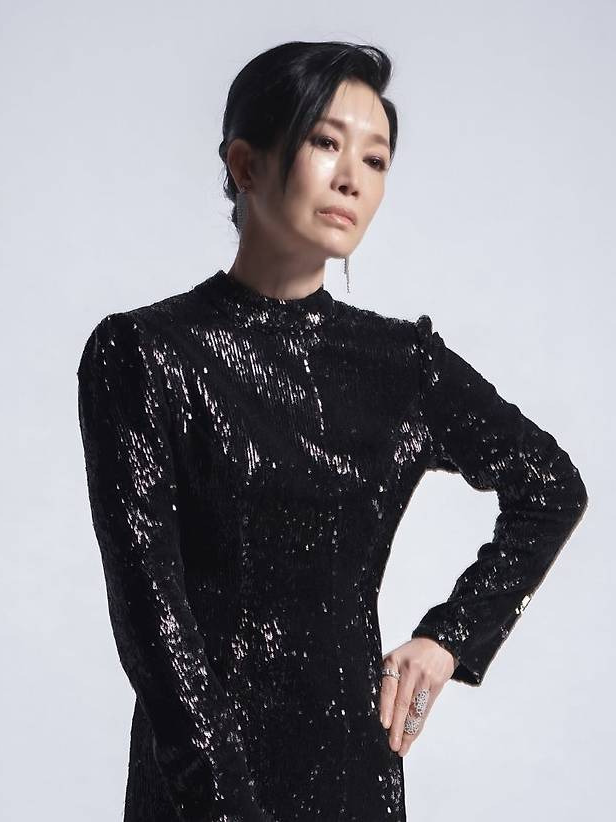 나영희 진짜 63세 맞아 백리스원숄더 드레스로 전 연령층 압도 스타와 라이프