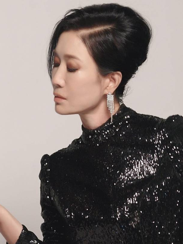 나영희 진짜 63세 맞아 백리스원숄더 드레스로 전 연령층 압도 스타와 라이프