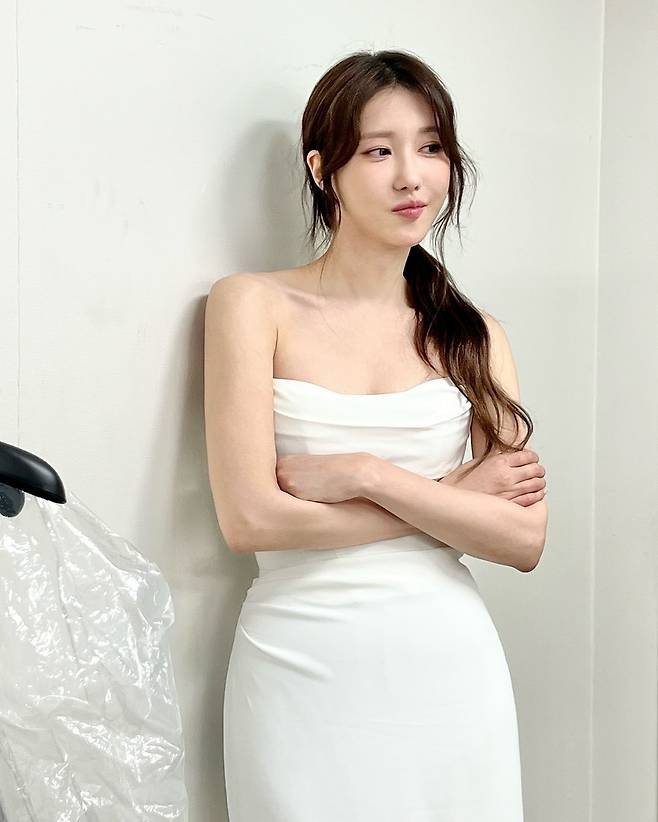 이지아 46살 맞아 오프숄더 드레스로 우아한 미모 스타픽