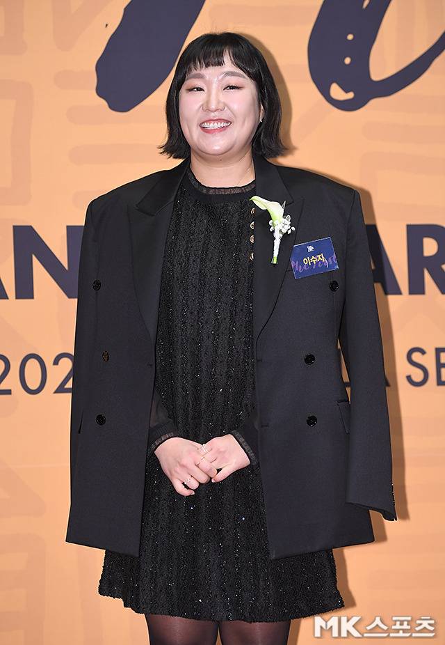 김고은인줄 이수지 뼛속까지 개그우먼 칼각 경례로 웃음 유발 미니드레스룩 뷰티는 내운명