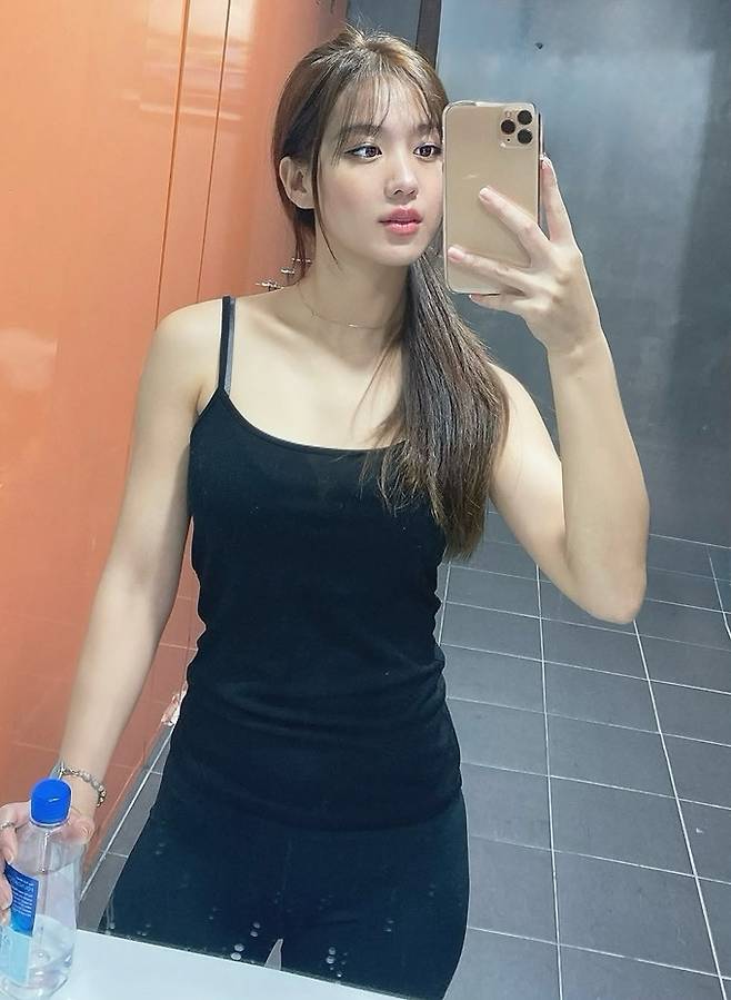 ‘원빈 조카 김희정 쭉 뻗은 9등신 레깅스 핏 새해부터 피트니스 트레이닝룩 패션엔