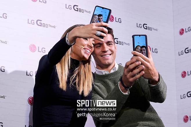 축구화도 못 묶어 → 충격의 이혼 우울증도 겪었는데미모 아내와 재결합 가능성 커리어 끝판왕 되찾는다