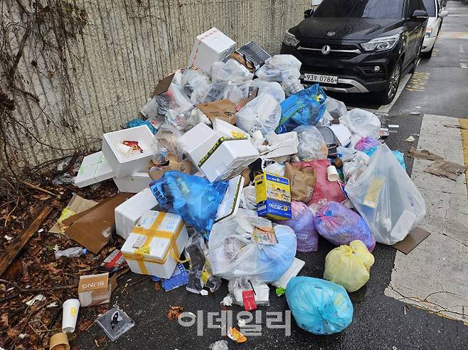 `24시간 농성장`된 한남동주민 괴롭히는 소음 그리고 쓰레기