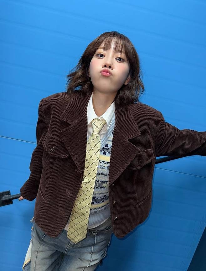 점점 어려지는 30세 걸그룹 언니 데님 팬츠에 타이 힙한 걸리시 프레피룩 패션엔