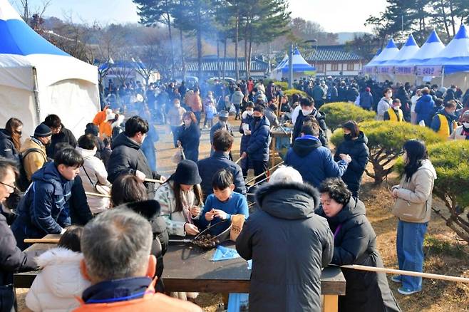 구운 밤 한 입에 겨울 낭만 한가득” 1월 미식 축제 열린다 여행탐구