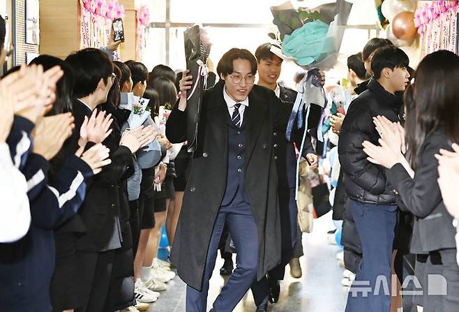 함께 해서 즐거웠어 고등학교 생활 마무리한 졸업생들 뉴시스pic