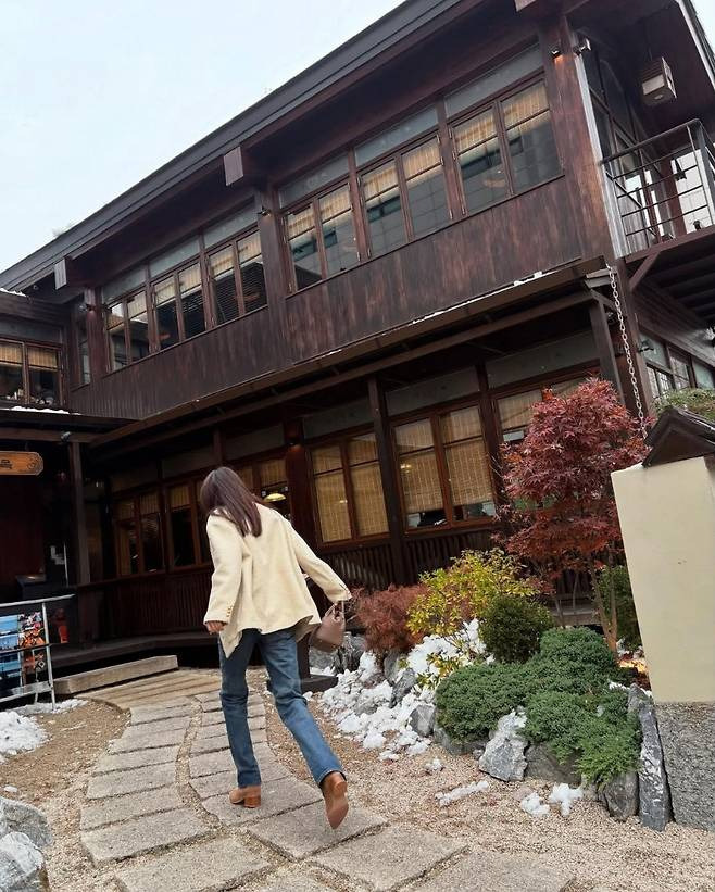 ‘동안 미모 끝판왕 최지우 49세라고 믿어져 트위드와 데님으로 동안미 폭발 스타와 라이프