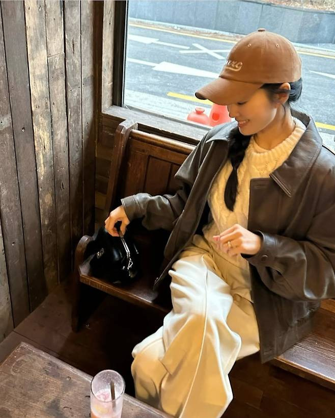 결혼 4년 신혼처럼 완벽한 행복 유명가수 아내의 레더 재킷와이드 팬츠 데일리룩 스타와 라이프