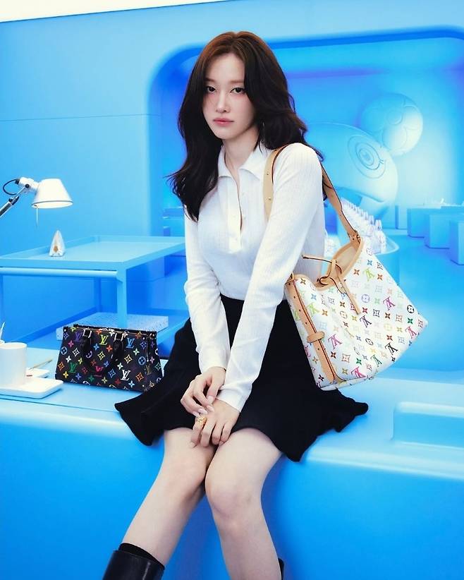 전종서 루이비통과 손 잡았다 핸드백 딸랑 들어도 럭셔리 미니스커트룩 뷰티는 내운명