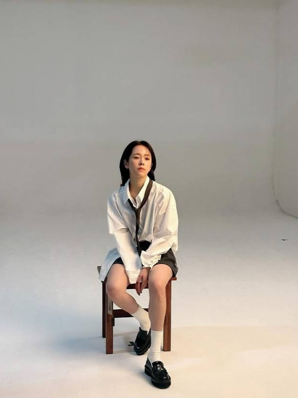 한지민 카리스마 Ceo의 이중 매력 크롭탑과 미니 스커트로 반전 완성 스타와 라이프