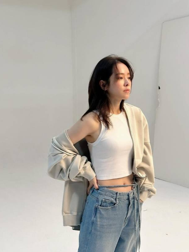 한지민 카리스마 Ceo의 이중 매력 크롭탑과 미니 스커트로 반전 완성 스타와 라이프