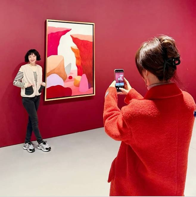김완선 채시라와 함께 코트 색깔만큼 강렬한 우정 레드 롱코트로 시선 강탈 스타와 라이프
