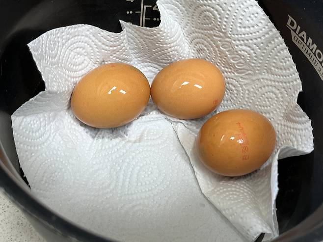 계란 더 이상 물에 삶지 마세요 키친타월 한 장이면 맛있는 계란이 됩니다 텐꿀팁