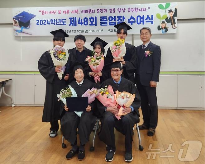 75년 만에 손에 쥔 졸업장배움의 恨 푼 늦깎이 부부