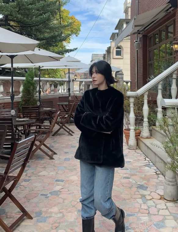‘꾸안꾸 패션 퍼재킷에 청바지편하지만 따뜻하게 이포커스