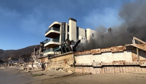 La 산불에도 멀쩡한 ‘기적의 집133억 저택 주인이 밝힌 이유는