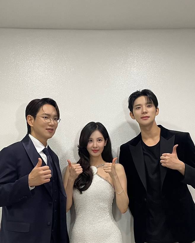 서현 블랙and화이트 드레스 입고 우아한 미모 뽐내 스타픽