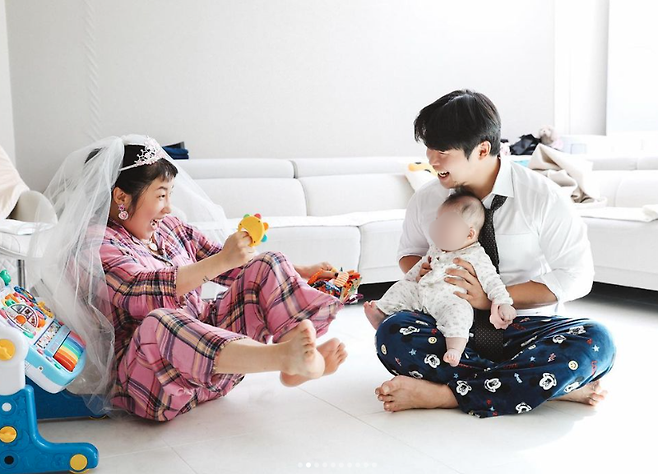 10살연하 남편과 결혼해 모두 놀라게 한 41살 연예인결혼 2주년화보 셀럽뉴스