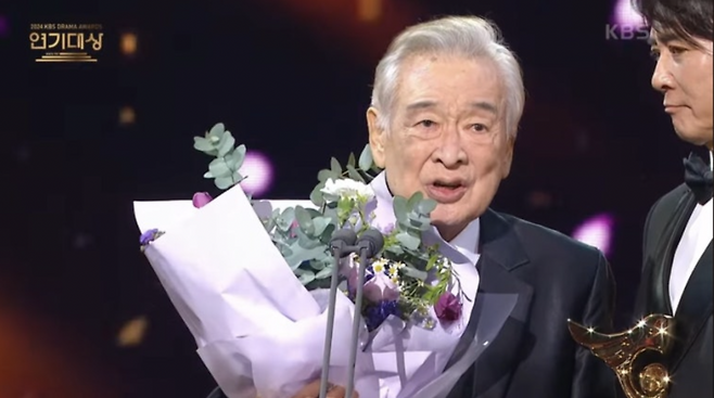 이순재 90세 첫 연기대상 수상 소감과 논란 속 건강 이슈 인사픽뷰