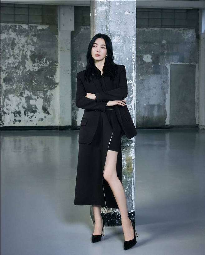 송혜교 다리 내민 각선美 한발 먼저 마주친 봄 민소매 플리츠 원피스룩 뷰티는 내운명