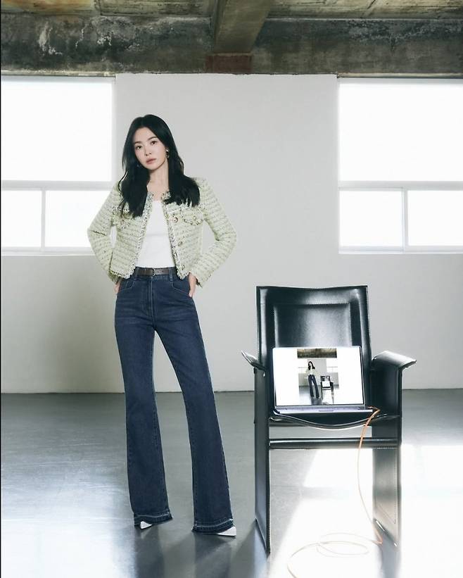 송혜교 다리 내민 각선美 한발 먼저 마주친 봄 민소매 플리츠 원피스룩 뷰티는 내운명