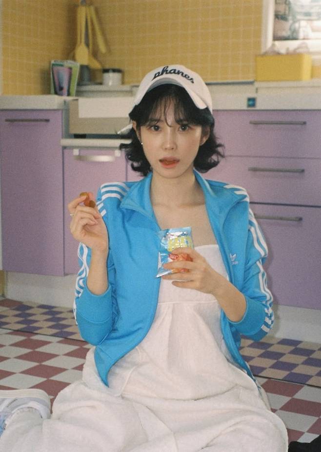 전효성 삼색 집업이 딱 원피스와 완벽 조합 삼색 츄리닝 재킷 홈웨어룩 패션엔