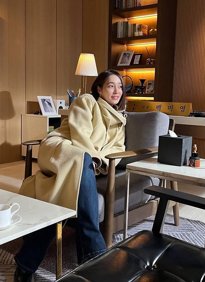 이민정 웨딩샵 Ceo의 얼죽코 ‘핫핑크 Vs 베이지 감각적인 코트룩 패션엔
