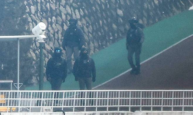 윤석열 쪽 경호처 직원 변론 돕겠다”기소 가능성 인정