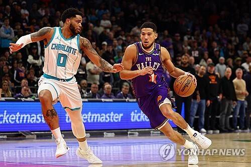 Nba ‘부커·듀란트 57점 합작 피닉스 샬럿에 짜릿한 4쿼터 역전승···3연승 질주